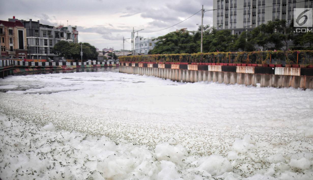 FOTO: Tercemar, Kali Item Penuh Busa - Foto Liputan6.com