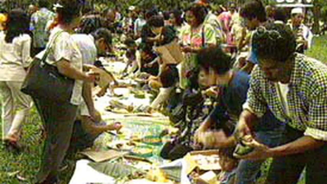 Warga Ambon Menggelar Tradisi Makan Patita - News Liputan6.com