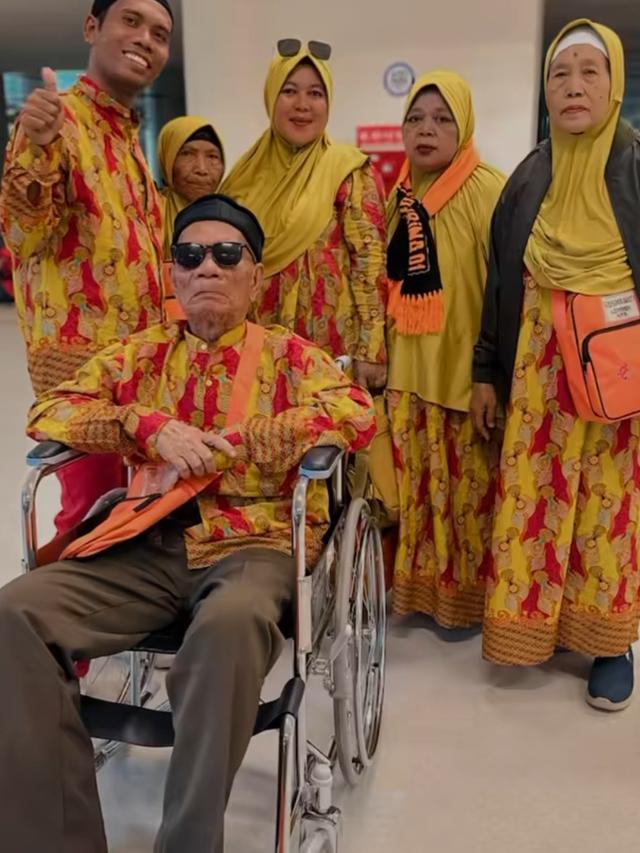 Sempat Sepi Job, Ini 7 Momen Udin Sedunia Bisa Umroh Bareng Keluarga