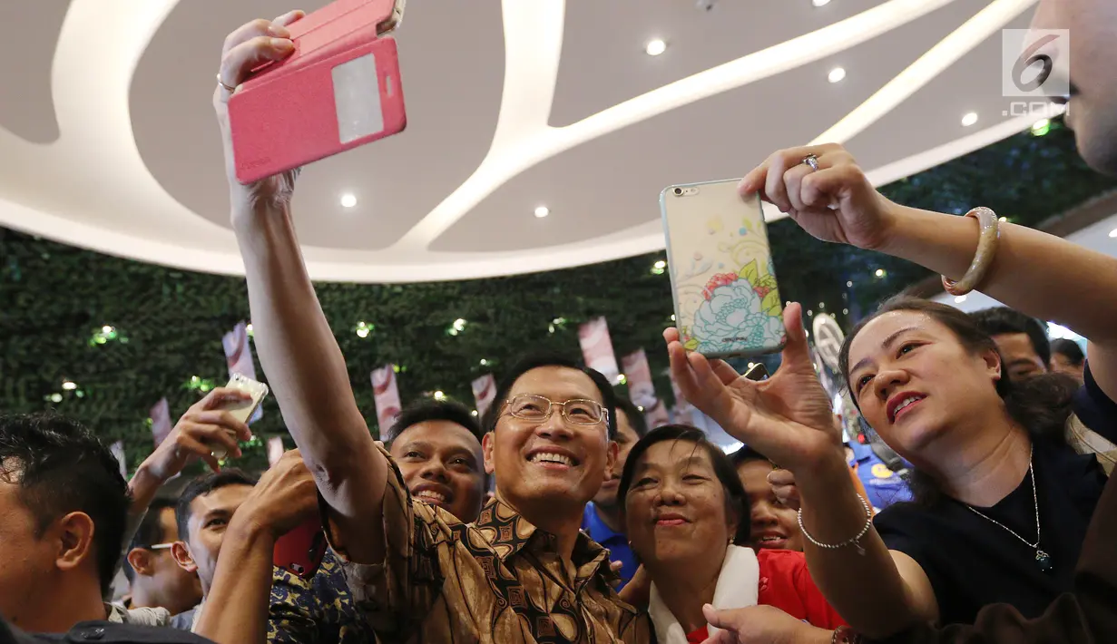 PHOTO: Pengunjung Berebut Swafoto dengan Bos Lippo Group - Foto ...