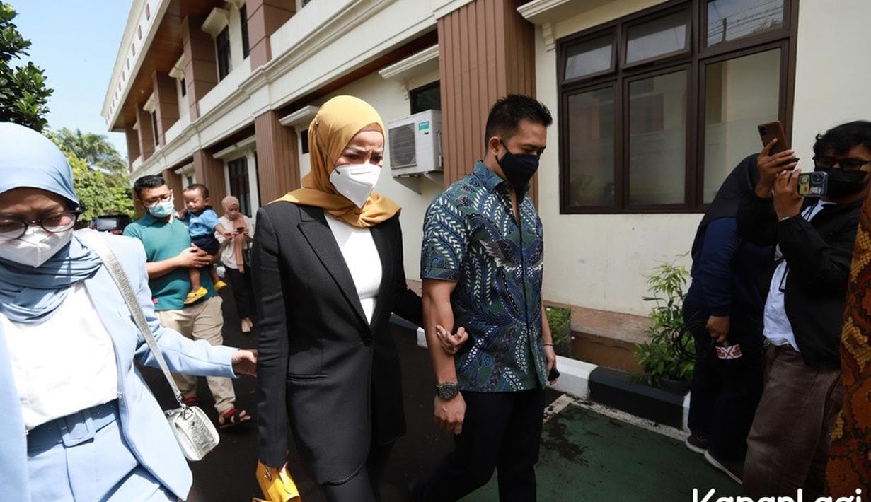 Potret Kemesraan Olla Ramlan dan Aufar Saat Sidang Cerai Perdana - Page ...