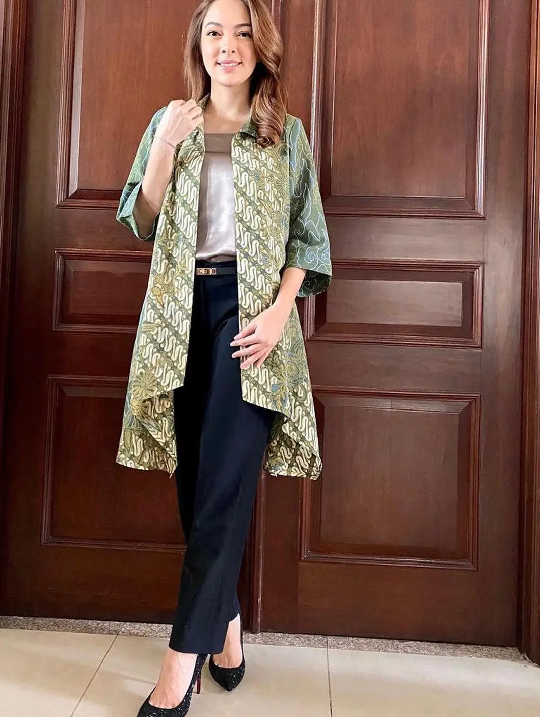 11 Model Atasan Batik Wanita Modern, Simple dan Modis untuk Kerja