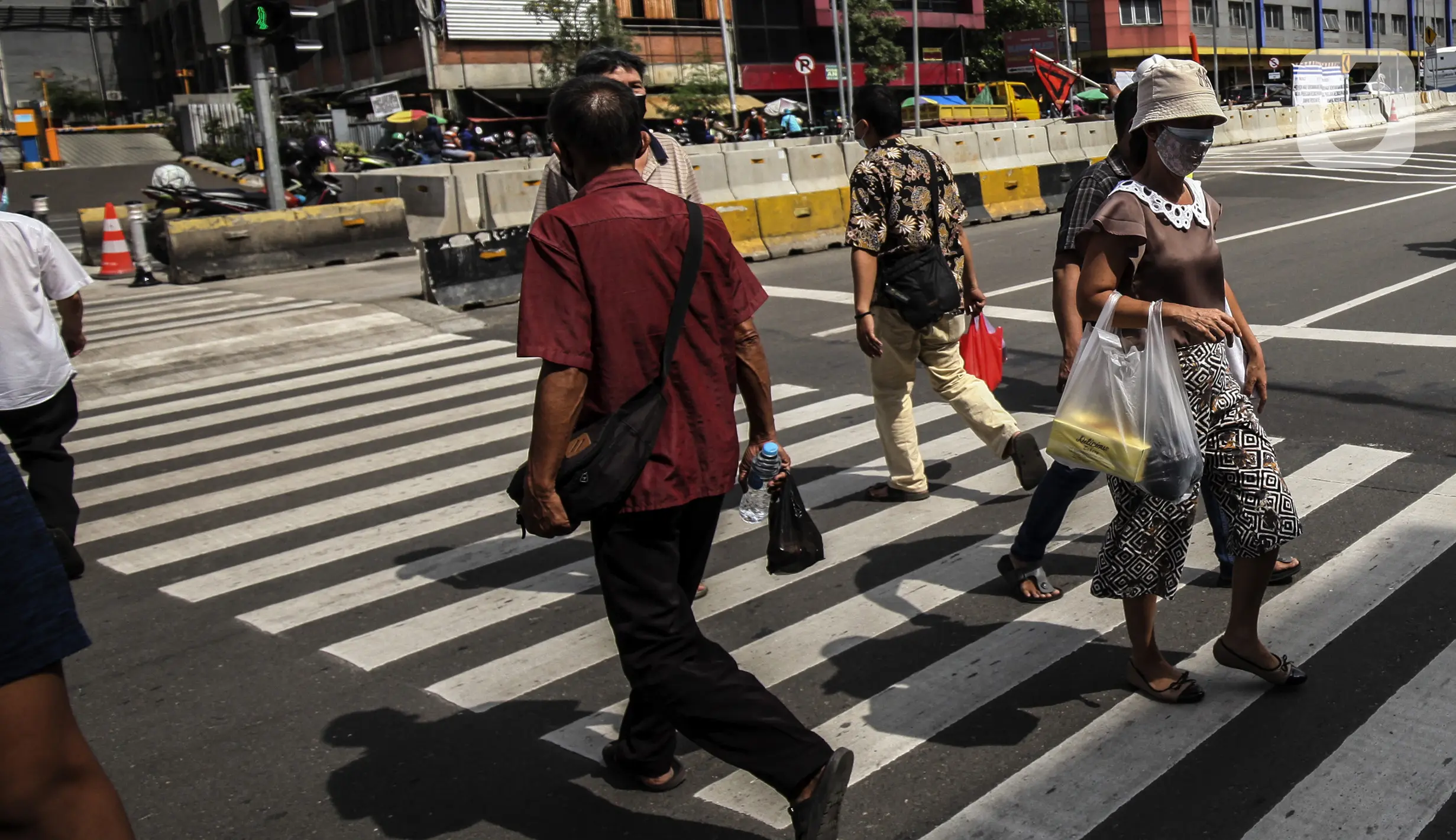 FOTO: Pelican Crossing untuk Penumpang Transjakarta dan Warga di Halte ...