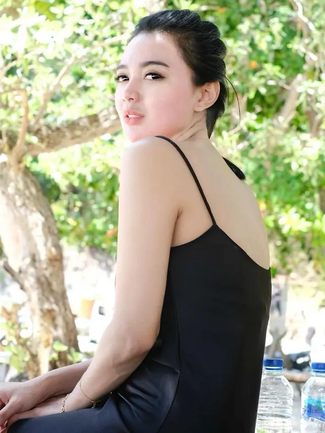 5 Potret Cantik Memesona Wika Salim Saat Liburan di Pantai - Entertainment Fimela.com