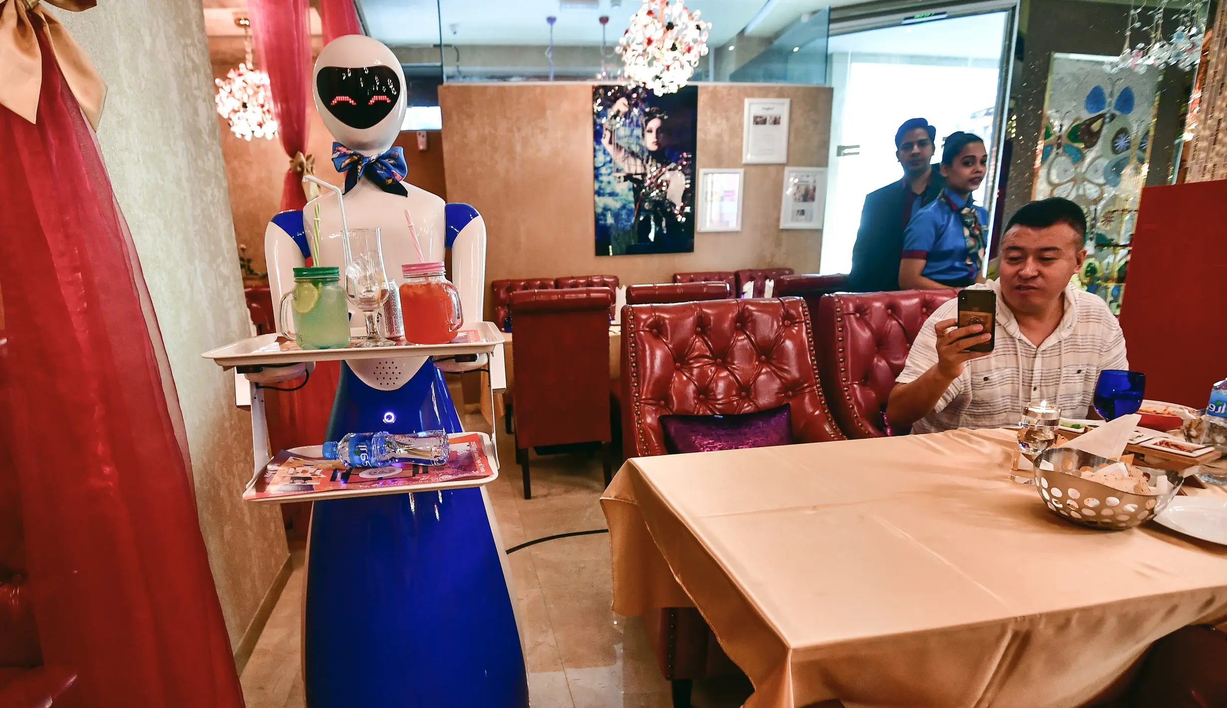 FOTO: Layani Pelanggan, Restoran Ini Pakai Robot untuk Antar Makanan ...