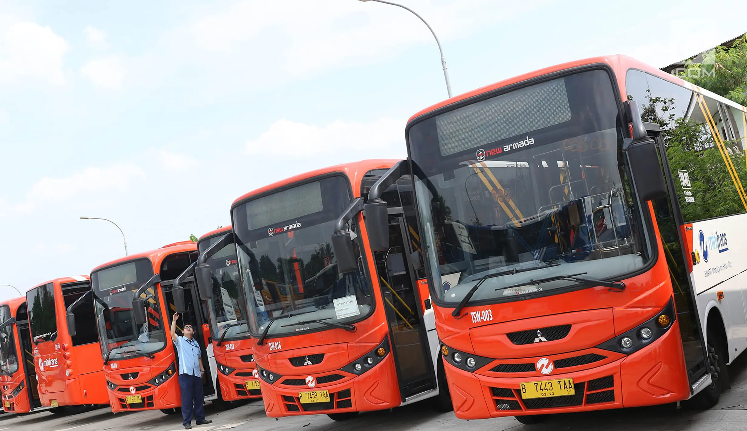 PHOTO: Ini Penampakan Armada Minitrans Pengganti Metro Mini - Foto ...