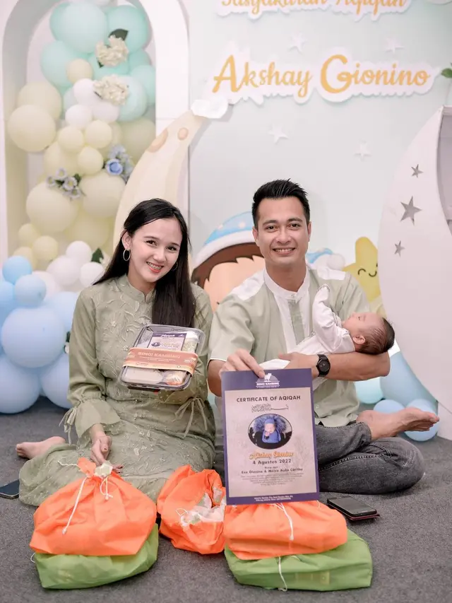 Tampil Kompak, Ini 7 Momen Aqiqah Baby Akshay Anak Ketiga Eza Gionino ...