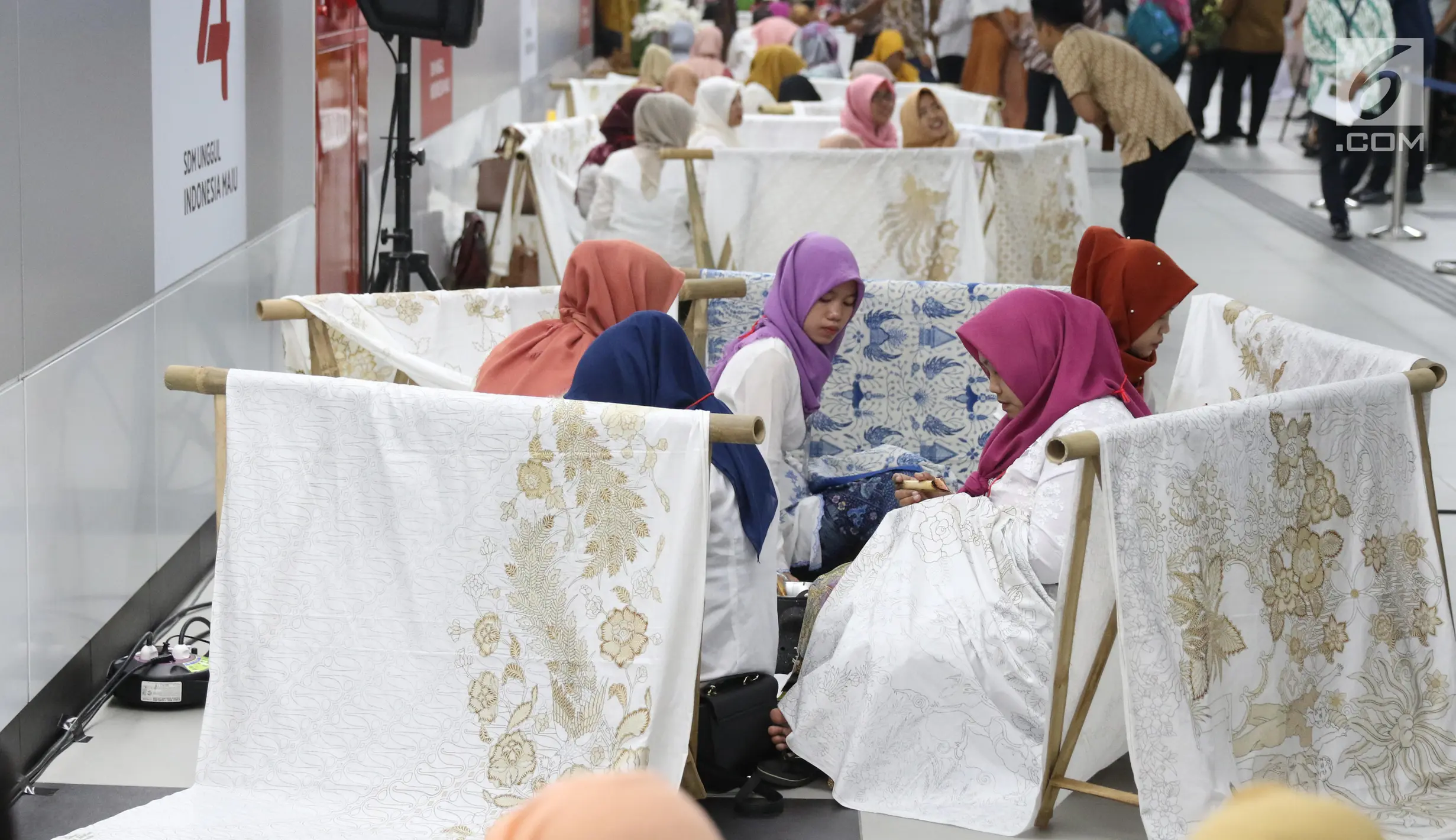 FOTO: Jelang Hari Kemerdekaan, Pengrajin Membatik di Kain Sepanjang 74 ...