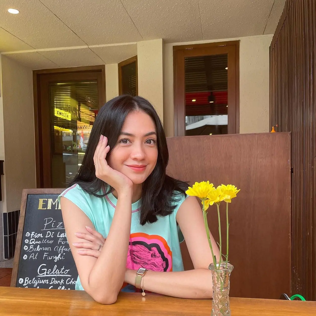 Pernah Jadi Pramugari, Ini 6 Potret Agla Artalidia Bintang Film Miracle ...