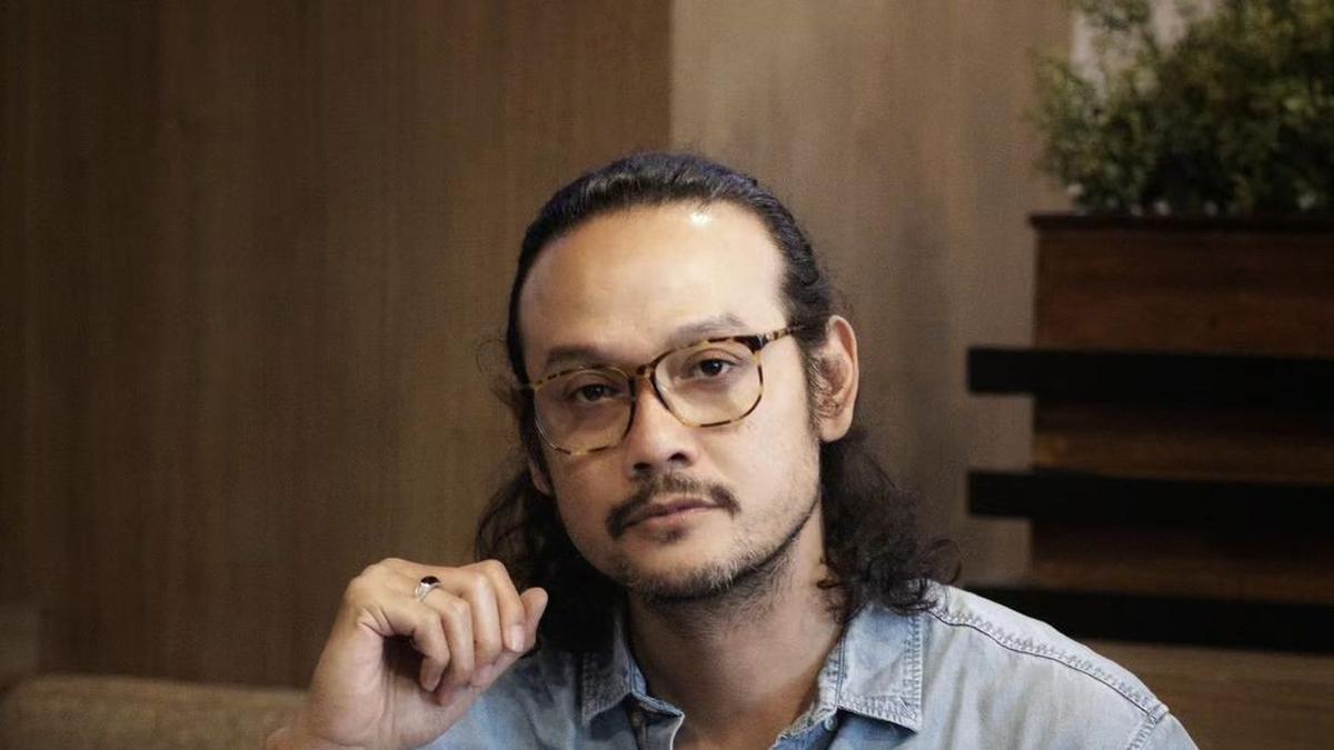 Pesonanya Bikin Meleleh, Sederet Artis Pria Indonesia yang Keren dengan ...