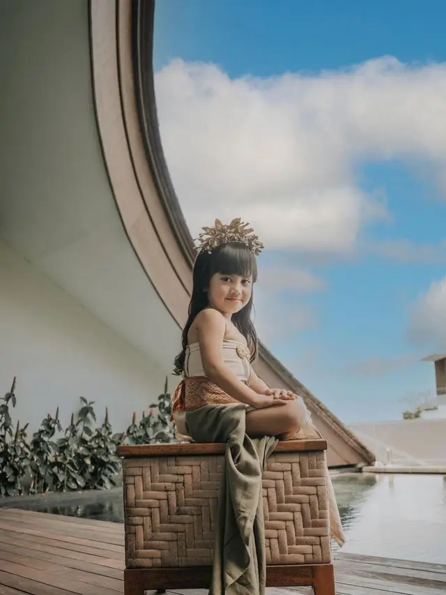 10 Potret Gemas Chava Anak Rachel Vennya saat Memakai Baju Adat Bali, Sudah Pandai Bergaya Bak ...