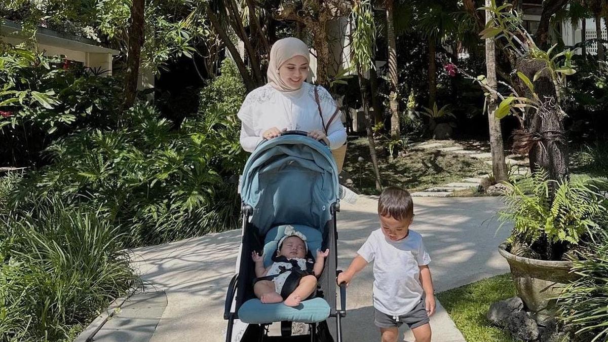7 Potret Kesha Ratuliu Liburan di Bali Sambil Asuh Anak, Aura Keibuan Sangat Terpancar ...