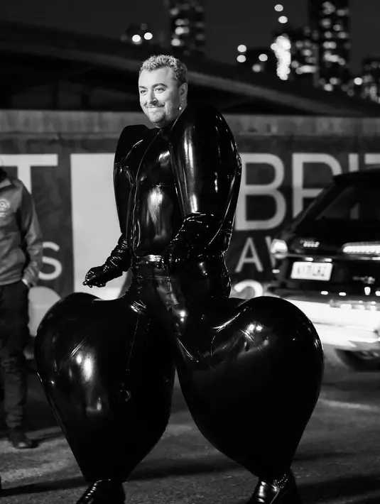 Melihat Gaya Nyentrik Sam Smith di BRIT Awards 2023 - Foto Liputan6.com