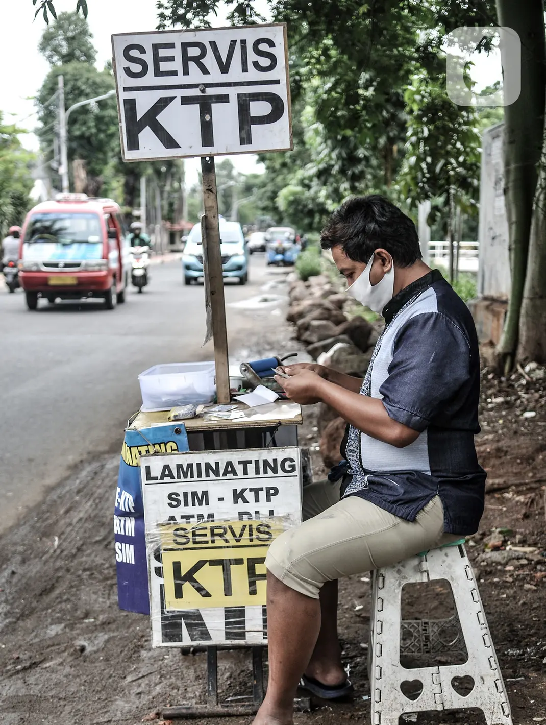 FOTO: Jasa Servis KTP Keliling di Tengah Pandemi COVID-19 - Foto ...