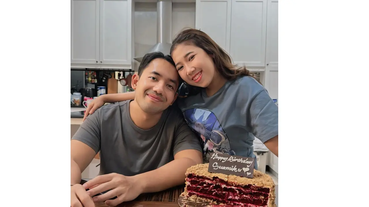 8 Momen Perayaan Ulang Tahun Suami Kiky Saputri, Beri Kado Istimewa - Hot Liputan6.com