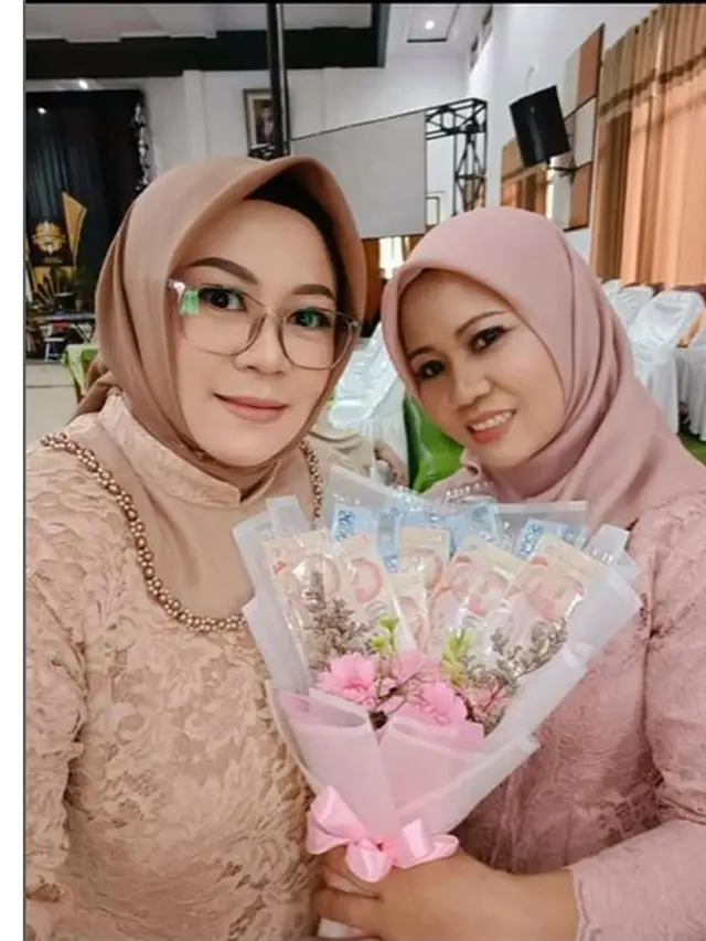 6 Momen Sus Rini Pengasuh Cipung Hadiri Wisuda Sekolah Anaknya, Paras ...