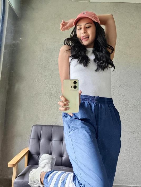 Gaya Mirror Selfie Maudy Ayunda, Pancarkan Aura ABG - Foto Liputan6.com