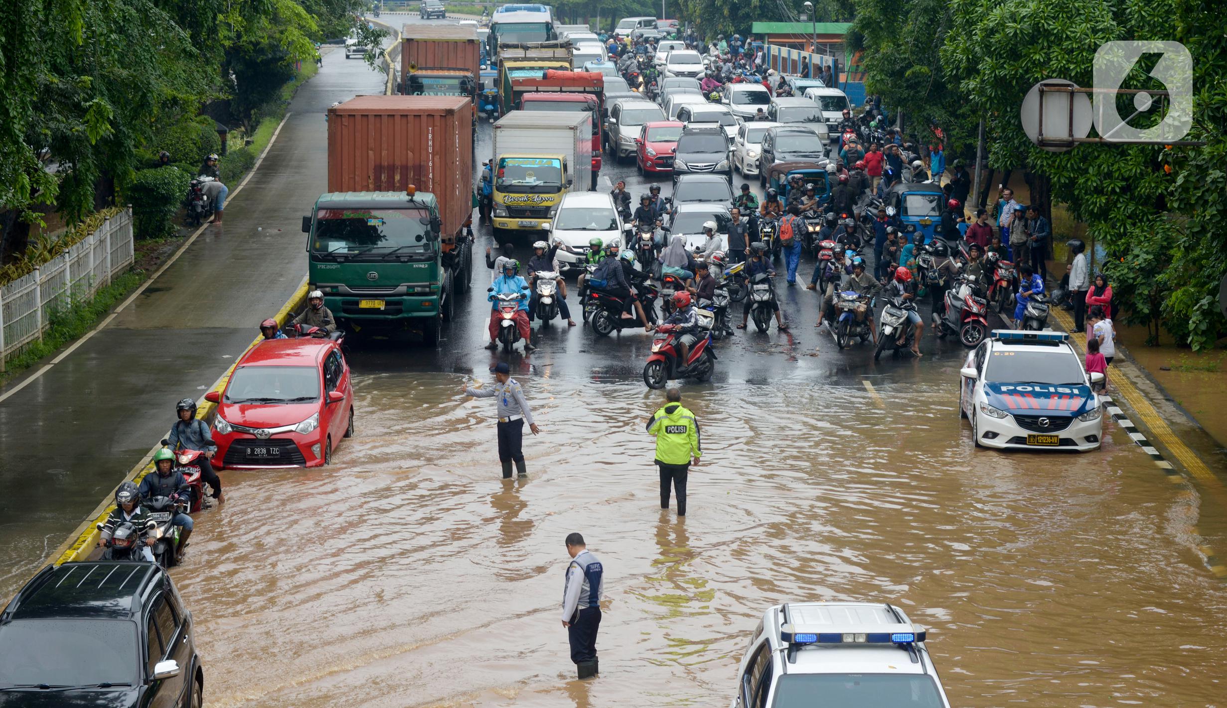 FOTO: Banjir Bikin Macet Jalan Perintis Kemerdekaan