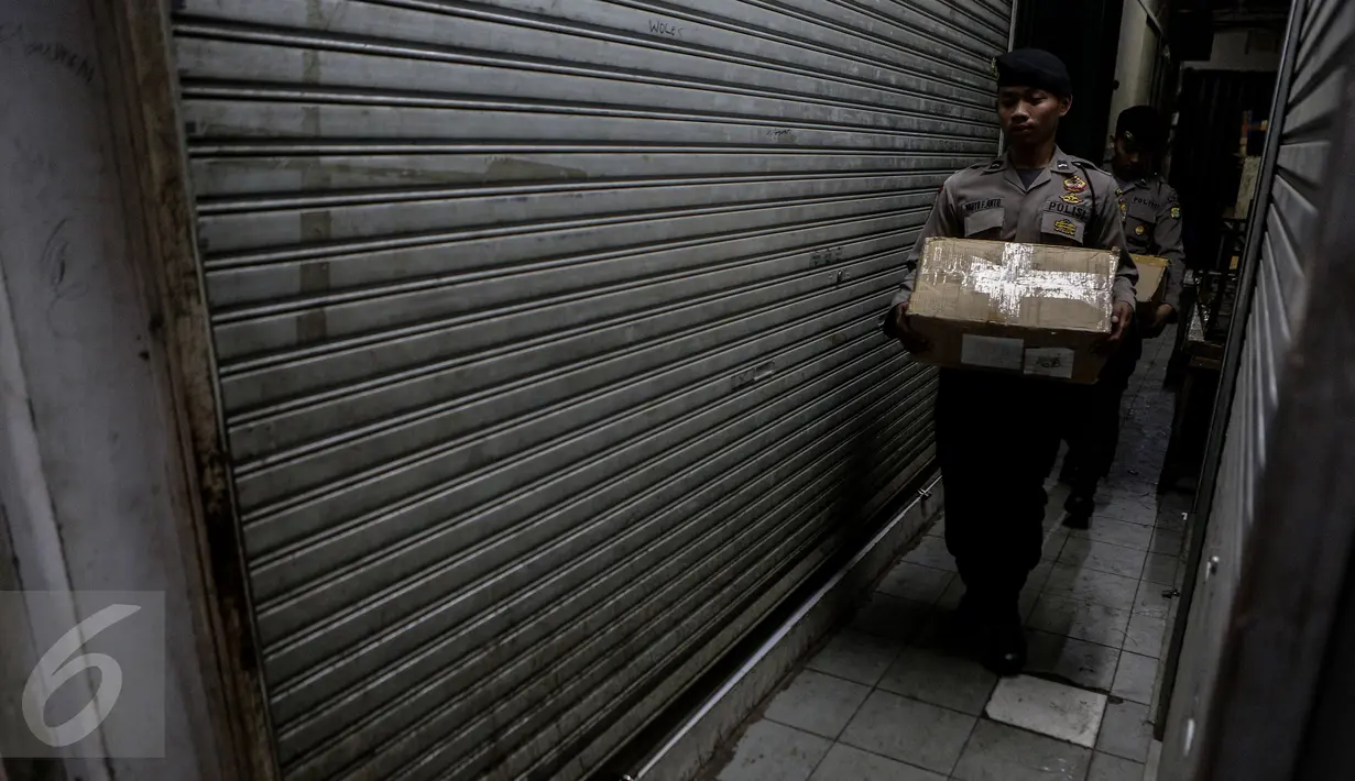 Ribuan Keping VCD dan DVD Bajakan Diamankan Saat Razia di Glodok - Foto ...