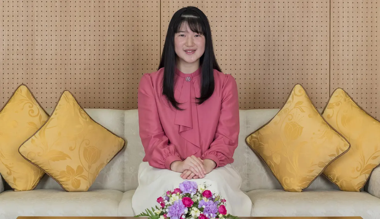 FOTO: Senyum Putri Aiko yang Berulang Tahun ke-18 - Foto Liputan6.com