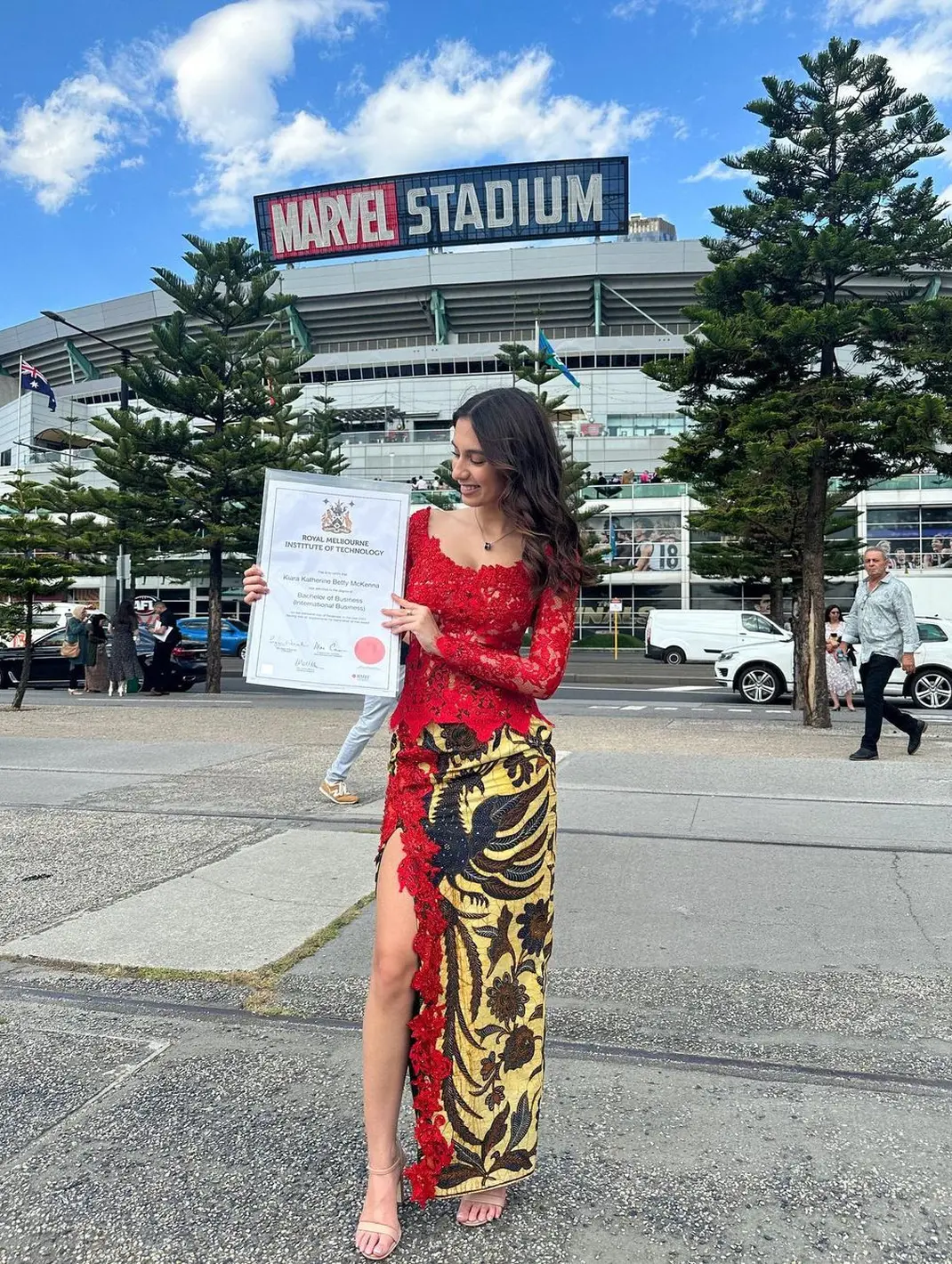 6 Potret Memesona Kiara McKenna saat Kenakan Kebaya saat Lulus dari ...