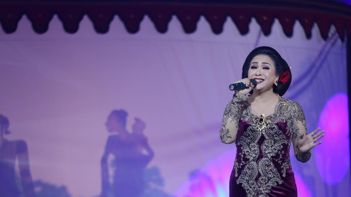 Lirik Lagu Sepasang Mata Bola - Sundari Soekotjo - Ragam Bola.com