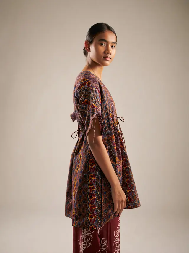 11 Model Baju Batik Wanita Modern 2025, Tetap Modis di Tengah Tren ...