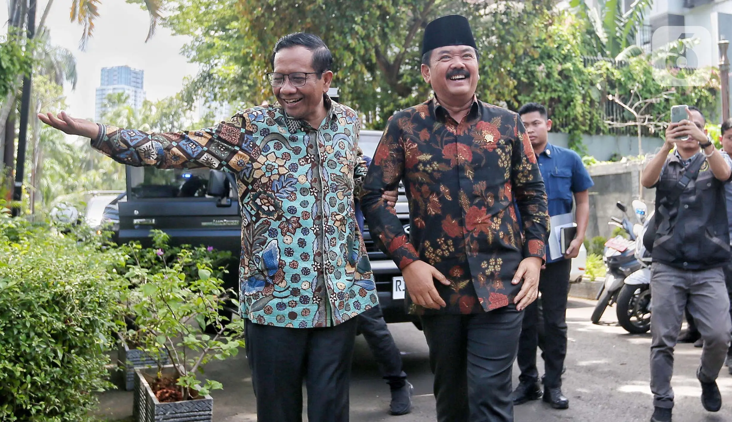 Menko Polhukam Hadi Tjahjanto Sambangi Kediaman Mahfud Md - Foto ...
