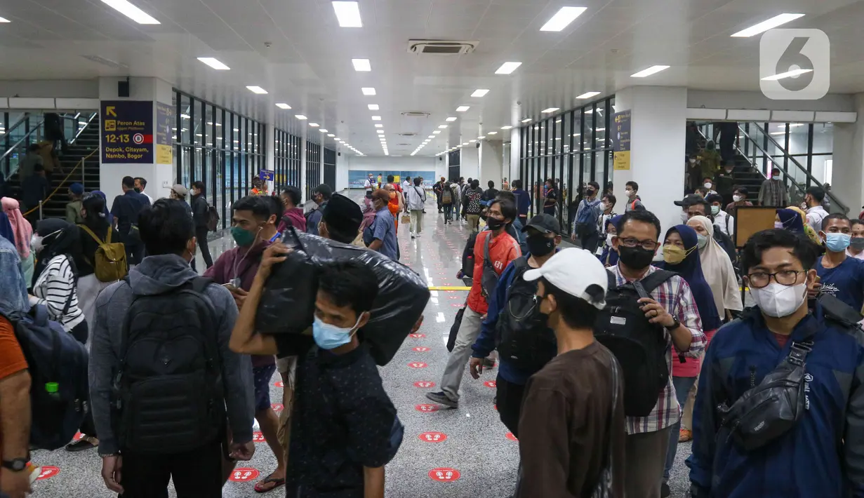 FOTO: Kepadatan Penumpang KRL Commuter Line di Stasiun Manggarai Pada ...