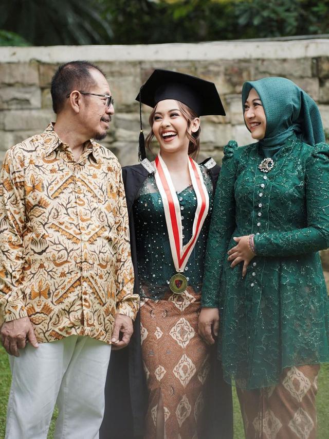 6 Potret Dinar Salsa Adik Lettu Fardhana, Wajahnya Disebut Mirip Ayu ...