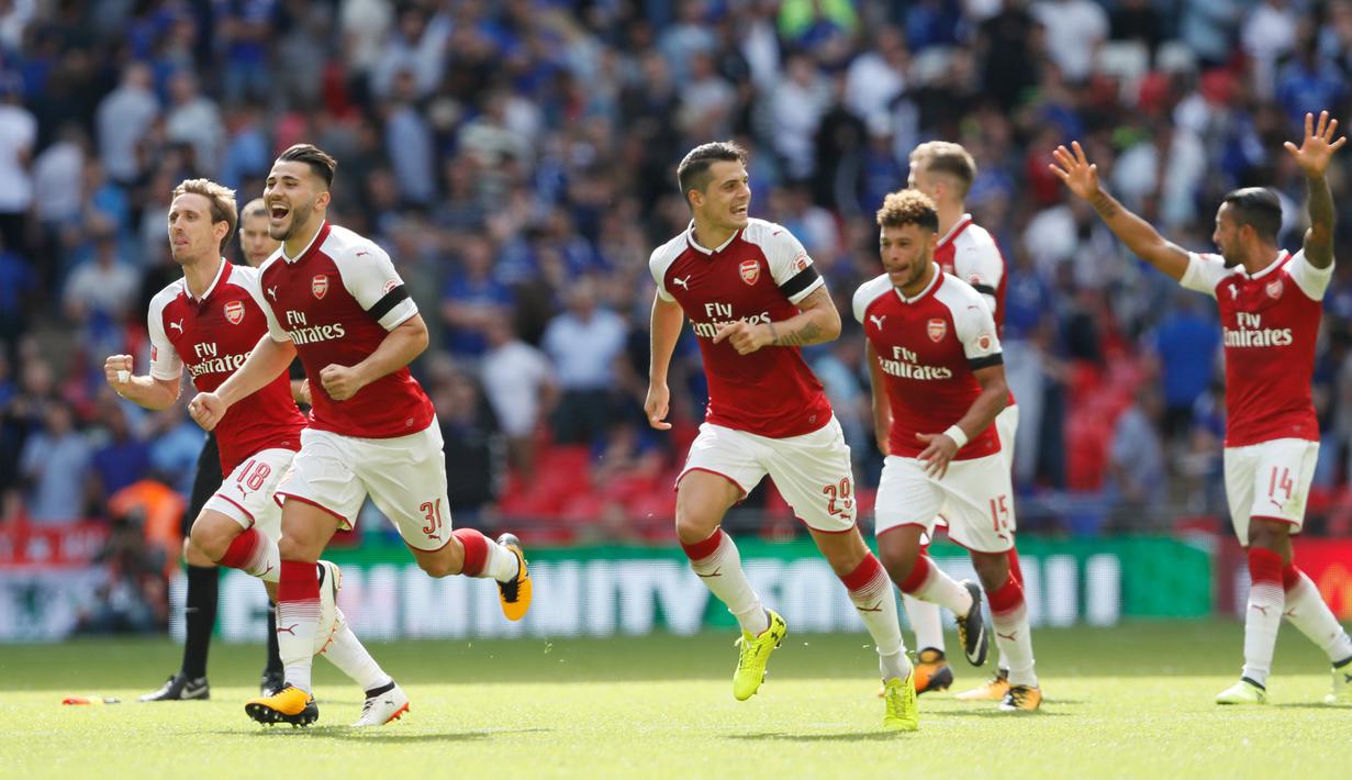 PHOTO: Sukacita Pemain Arsenal Boyong Trofi Community Shield - Foto ...