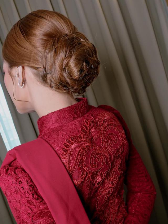 5 Model Kebaya Janggan Merah Chika Jessica saat Wisuda Sarjana, Cantik ...
