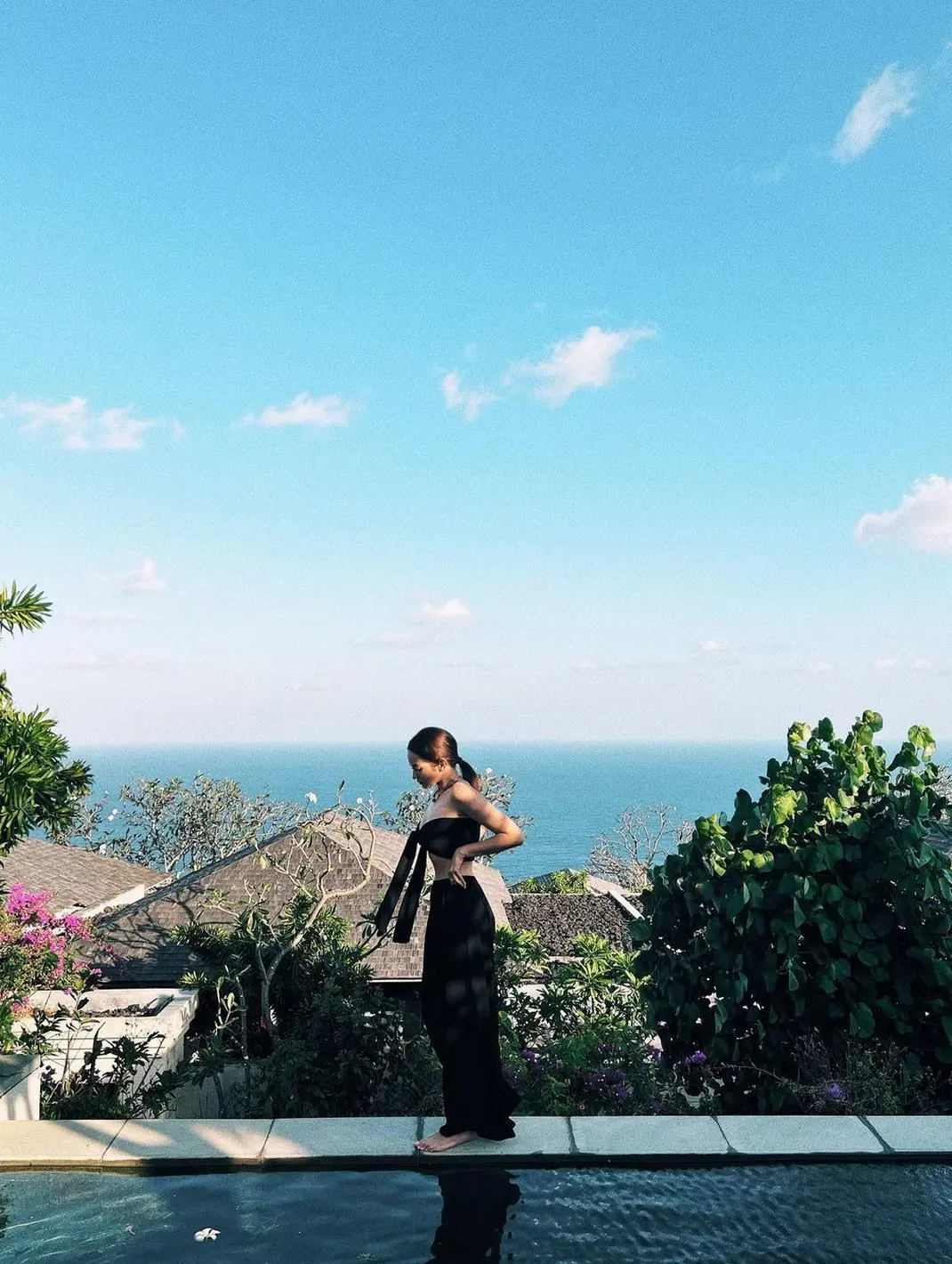 Gaya Enzy Storia Liburan di Bali, Tampil Seksi Pakai Crop Top Hitam - Foto Liputan6.com