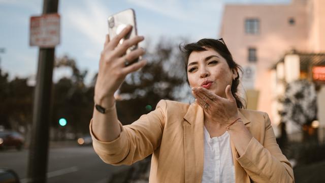 Arti LDR beserta Cara Menjaga Hubungannya - Ragam Bola.com