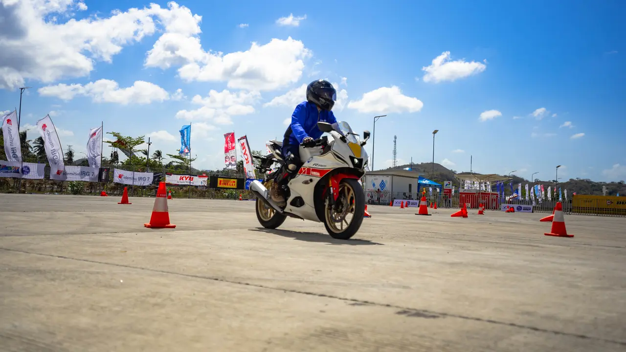 Yamaha Ajak Konsumen Rasakan Sensasi Berkendara R15 Connected di Sirkuit Mandalika - Otomotif ...