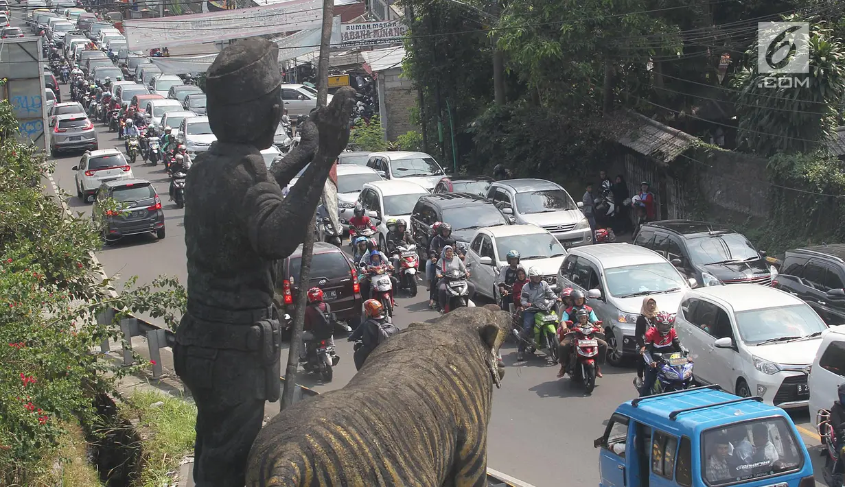 FOTO: Hari Kedua Lebaran, Jalur Puncak Macet - Foto Liputan6.com