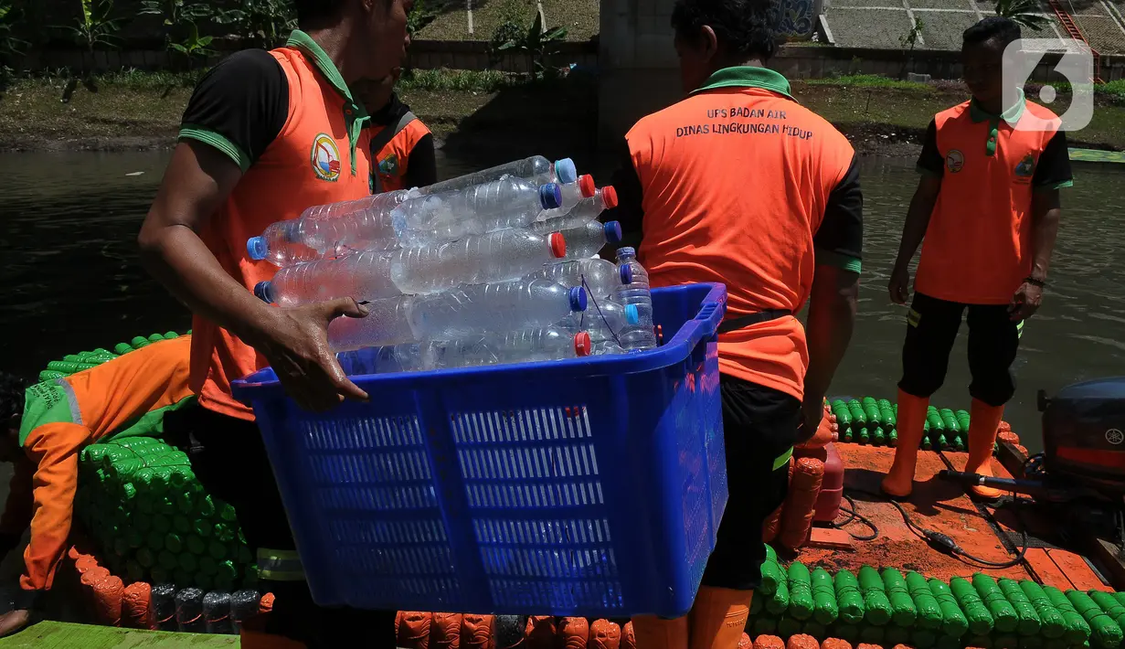 Pemanfaatan Botol Plastik Bekas Jadi Perahu - Foto Liputan6.com