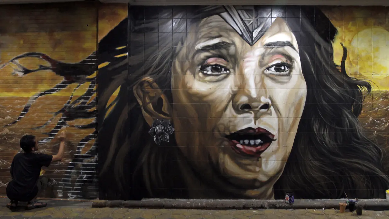 Mural Menteri Susi Bergaya Wonder Woman di Kampung Jokowi - Regional ...