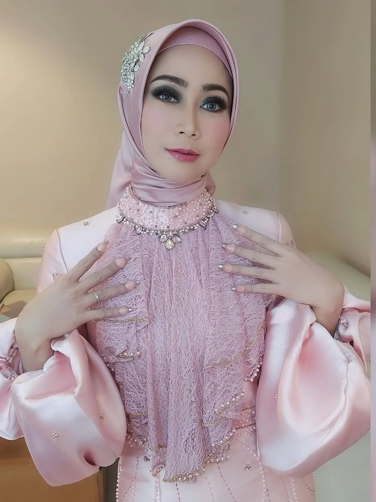 7 Potret Terbaru Ira Swara, Pedangdut yang Comeback Bermusik Usai ...
