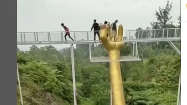 7 Fakta Jembatan Kaca The Geong Banyumas Pecah, Satu Wisatawan ...