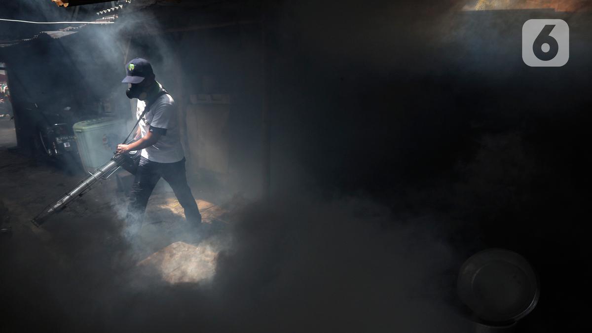 FOTO: Fogging Cegah DBD saat Pandemi COVID-19 di Kawasan Kebayoran Lama ...