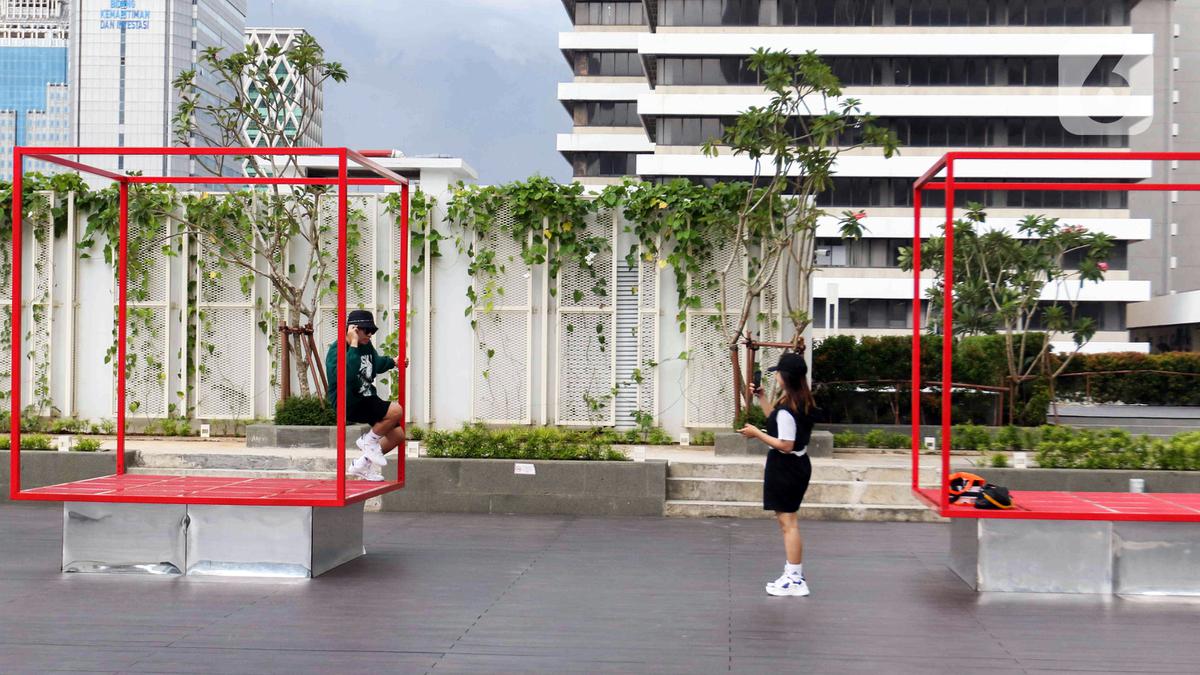 FOTO: Menanti Waktu Berbuka Puasa di Sky Deck Sarinah - Foto Liputan6.com