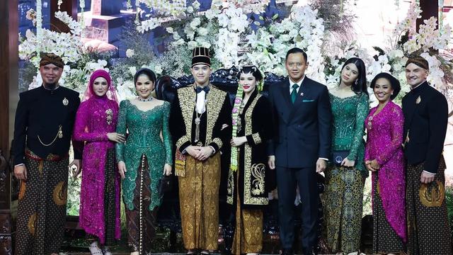 Tampilan Annisa Pohan Pakai Kalung Berlian Emerald Saat Ngunduh Mantu ...