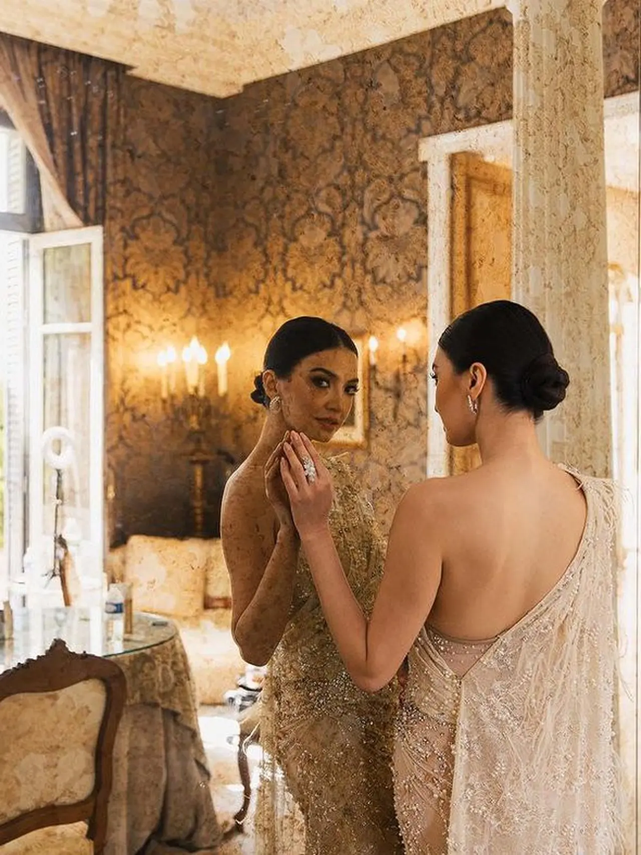 Pamer Punggung Mulus, Ini 6 Potret Raline Shah Pakai Dress Bernuansa Emas - Entertainment Fimela.com