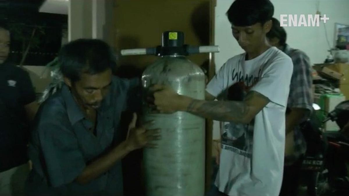 ENAM PLUS: Polisi Gerebek Rumah Produksi Miras Oplosan di Bekasi - News Liputan6.com