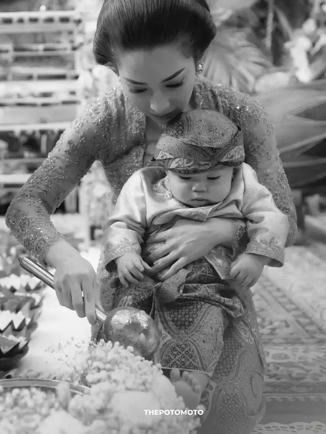 6 Potret Acara Tedak Siten Baby Izz, Nikita Willy Tampil Cantik dengan Kebaya Biru ...