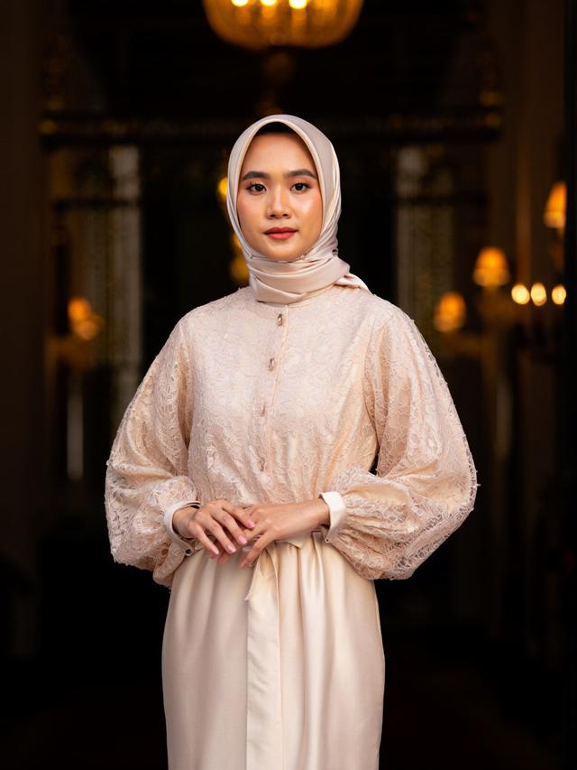 9 Model Gamis Brokat Modern Kombinasi Kain Satin Silk yang Elegan ...