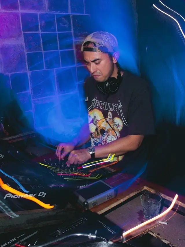 7 Potret Terbaru Wingky Wiryawan, Awet Muda di Usia 41 Tahun - Hot ...