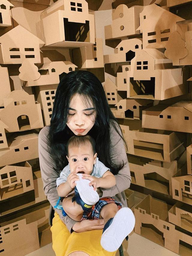 Sudah Jadi Ibu, Ini 6 Potret Zevana Idola Cilik Momong Buah Hati