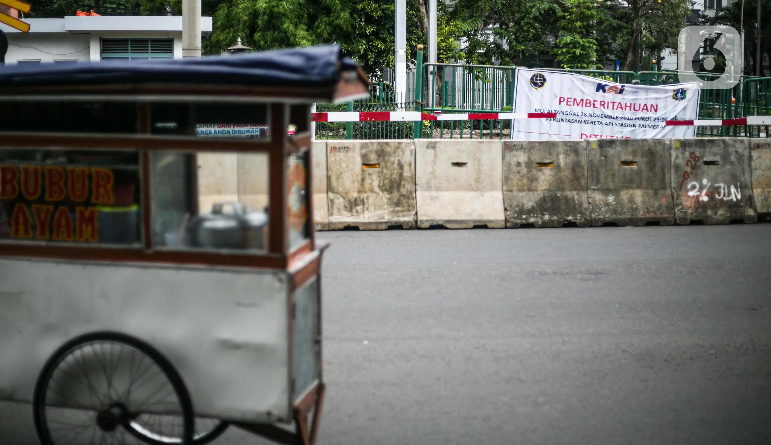 FOTO: Penutupan Perlintasan Kereta Api Sebidang di Stasiun Palmerah - Foto Liputan6.com